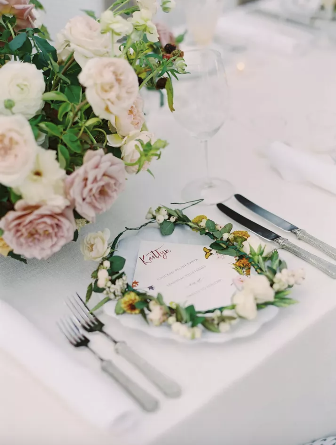 How To Create The Perfect Wedding Place Setting Using Floral Accents ...